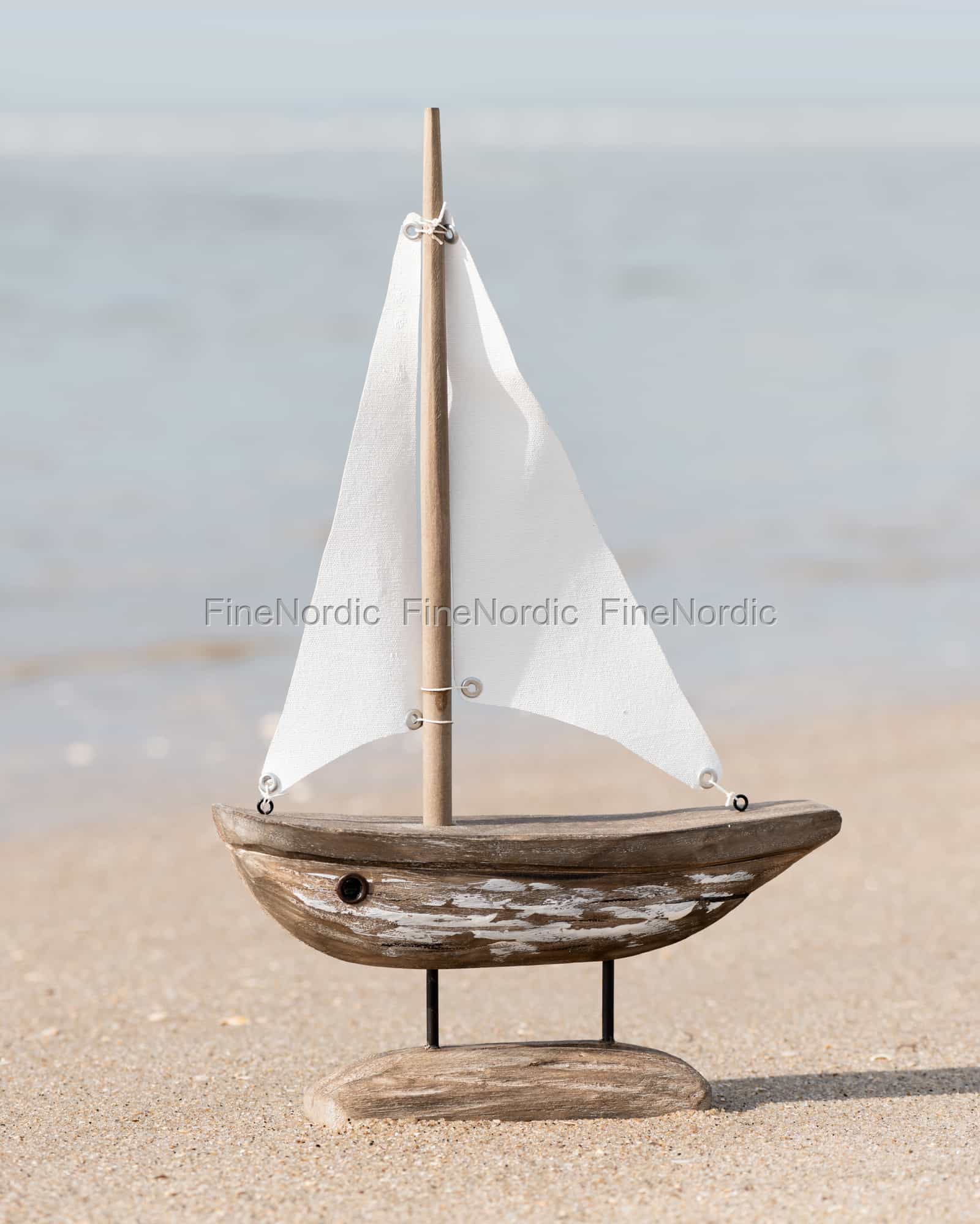 Ib Laursen Skib med Hvidt Sejl og Hvidt Skrog Nautico