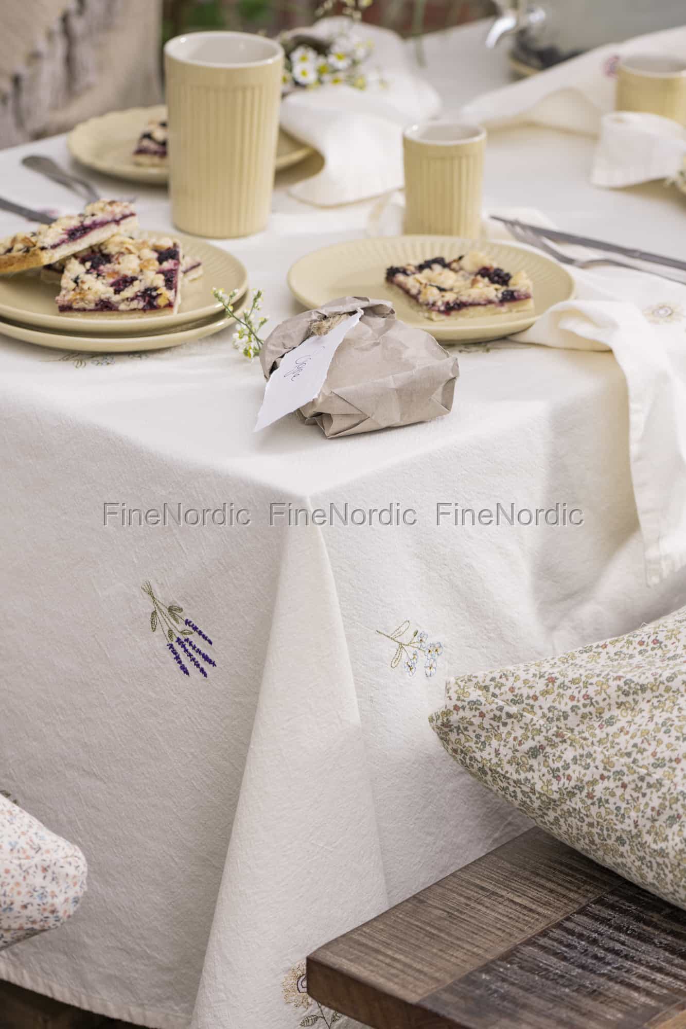 Ib Laursen Dug Flora Butter Cream med Broderede Blomster 150 x 150 cm
