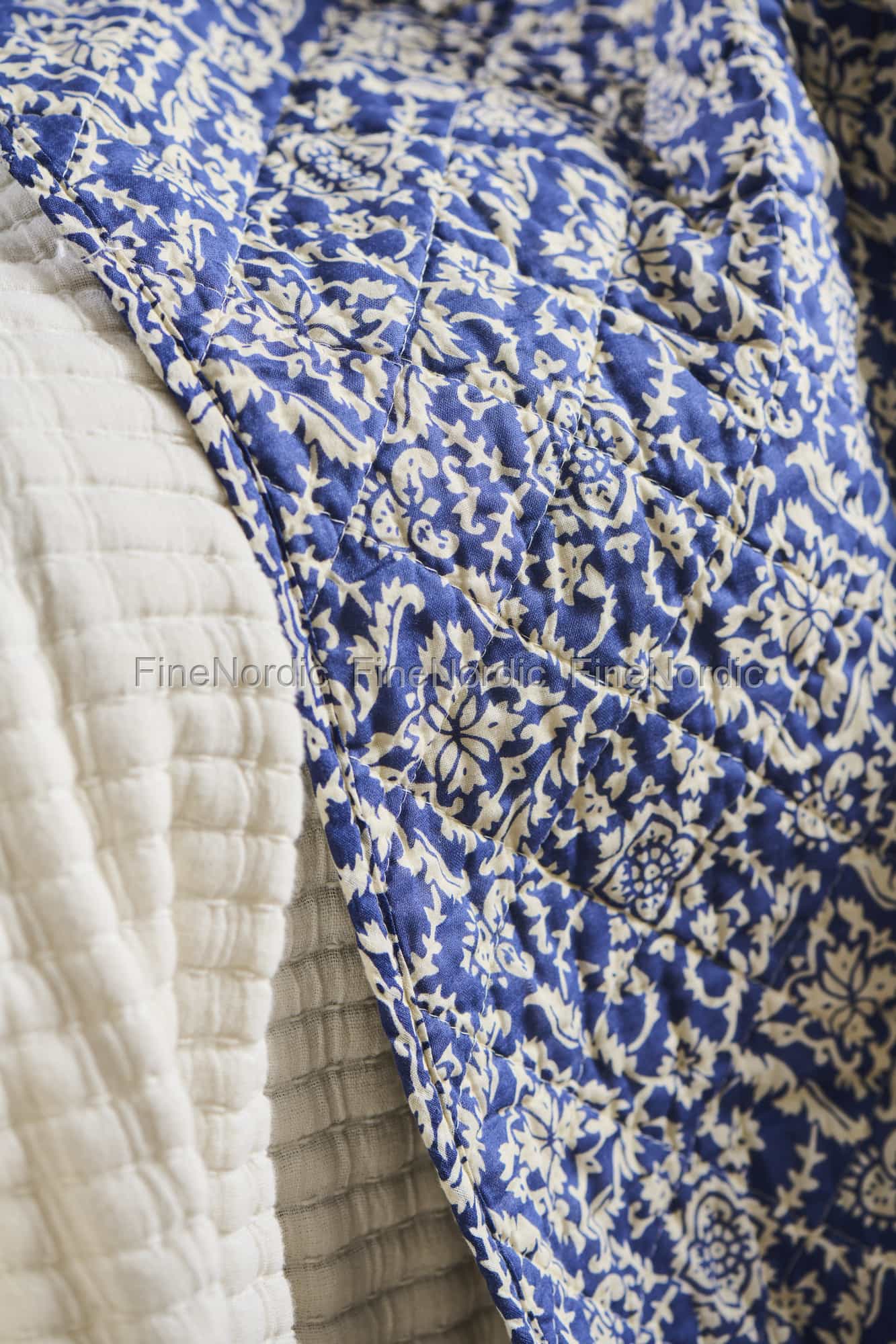 Ib Laursen Quilt Blå med Naturfarvet Blokmønster 130 x 180 cm